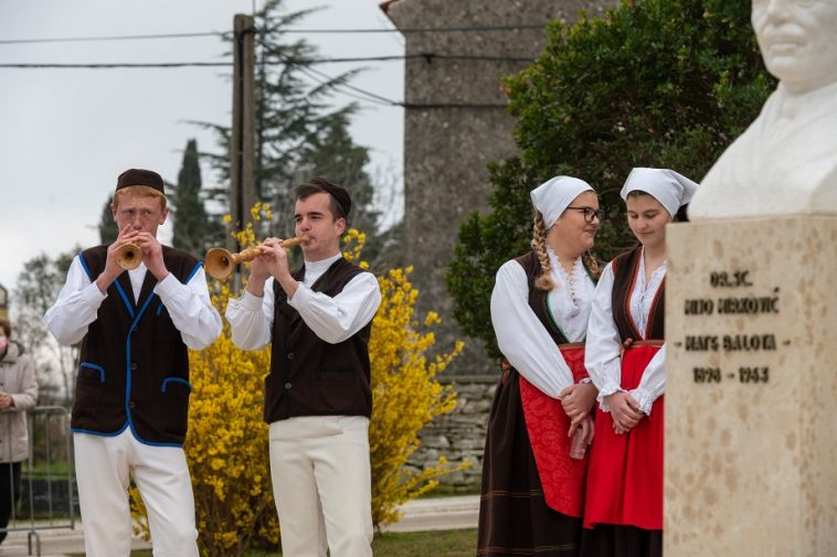 Istarski velikan MATE BALOTA dobio svoj spomenik u Raklju • Istra Terra ...