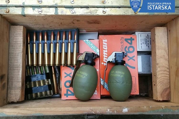 ISTRA: Kod kuće držao pet ručnih bombi. Predao ih je policiji • Istra ...