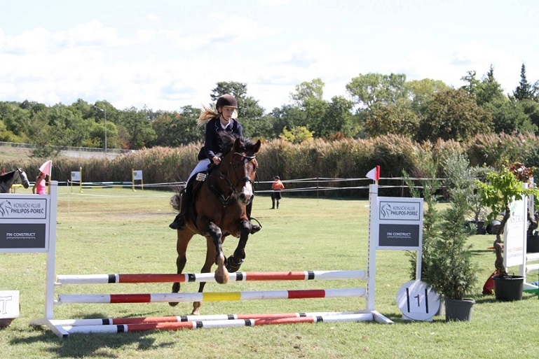 POREČ: Istra kup - turnir u preponskom jahanju okupio brojne mlade jahače • Istra Terra Magica