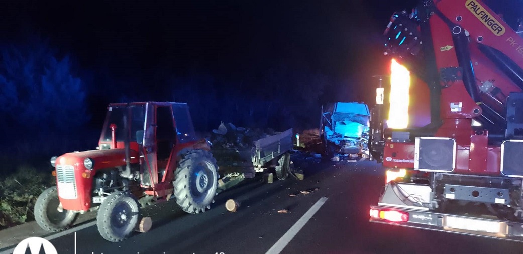 Kombijem udario traktor - Obojica vozača završila u bolnici • Istra ...
