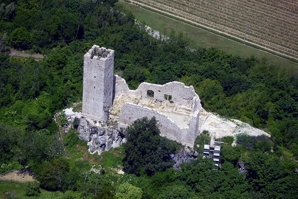 KAŠTEL U MOMJANU: Imale su ga crkva i Venecija, a onda ga je kupio ...