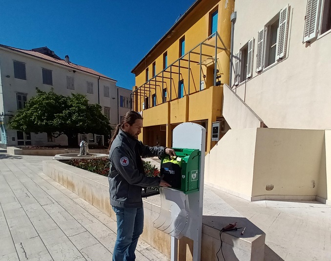 POREČ: Postavljen automatski defibrilator na Trgu slobode, uskoro stiže ...