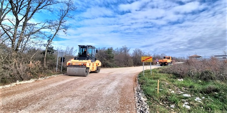 Napreduje obnova ceste Radmani – Dračevac. Uskoro asfaltiranje • Istra ...
