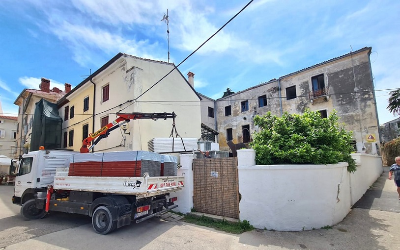 POREČ: Počelo postavljanje fotoprinta i skele na palaču Becich • Istra ...