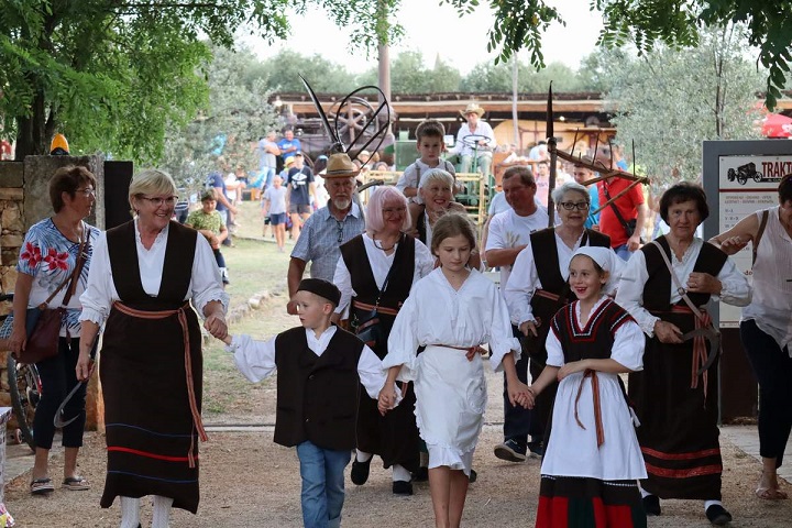 Lijepa tradicija u Istri: U Baredinama kod Poreča Fešta na gumnu ...