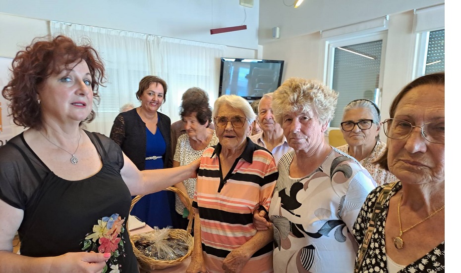 POREČ: Korisnike Doma razveselila pjesnikinja Marija Ribarić • Istra ...