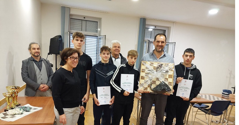 POREČ: Učenici OŠ Finida osvojili 1. mjesto u šahu • Istra Terra Magica