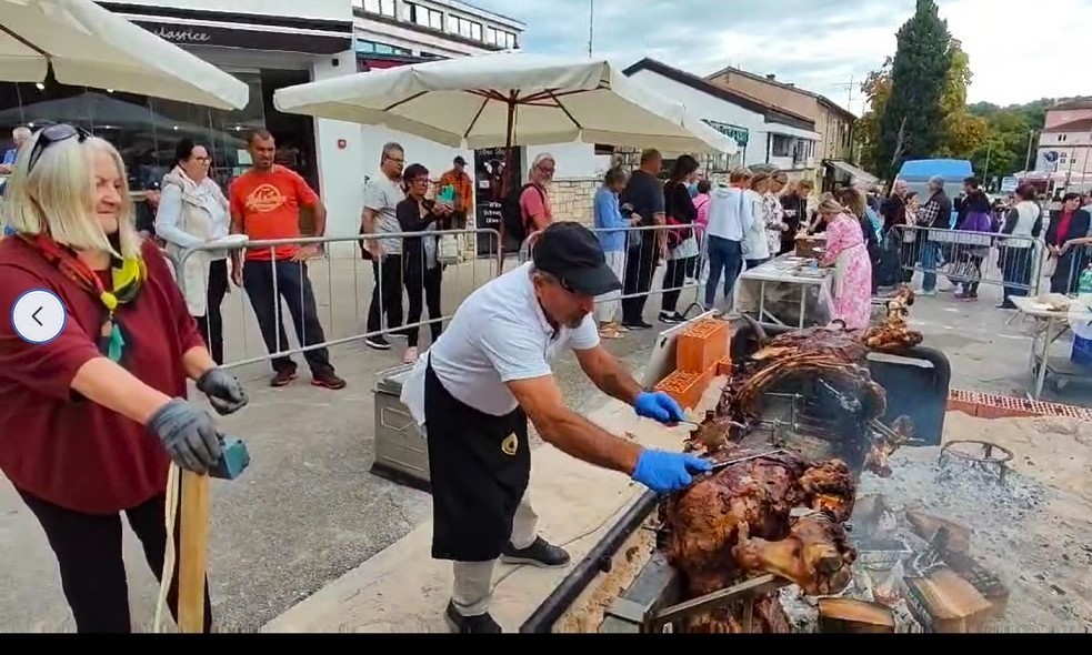 POREČ: Gran finale Gušta Merkata. Vol na ražnju privukao i oduševio na ...