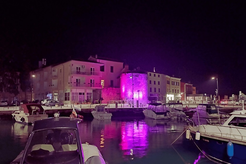 Ljubičasto osvijetljena kula na Porporeli u Novigradu u čast svim ...
