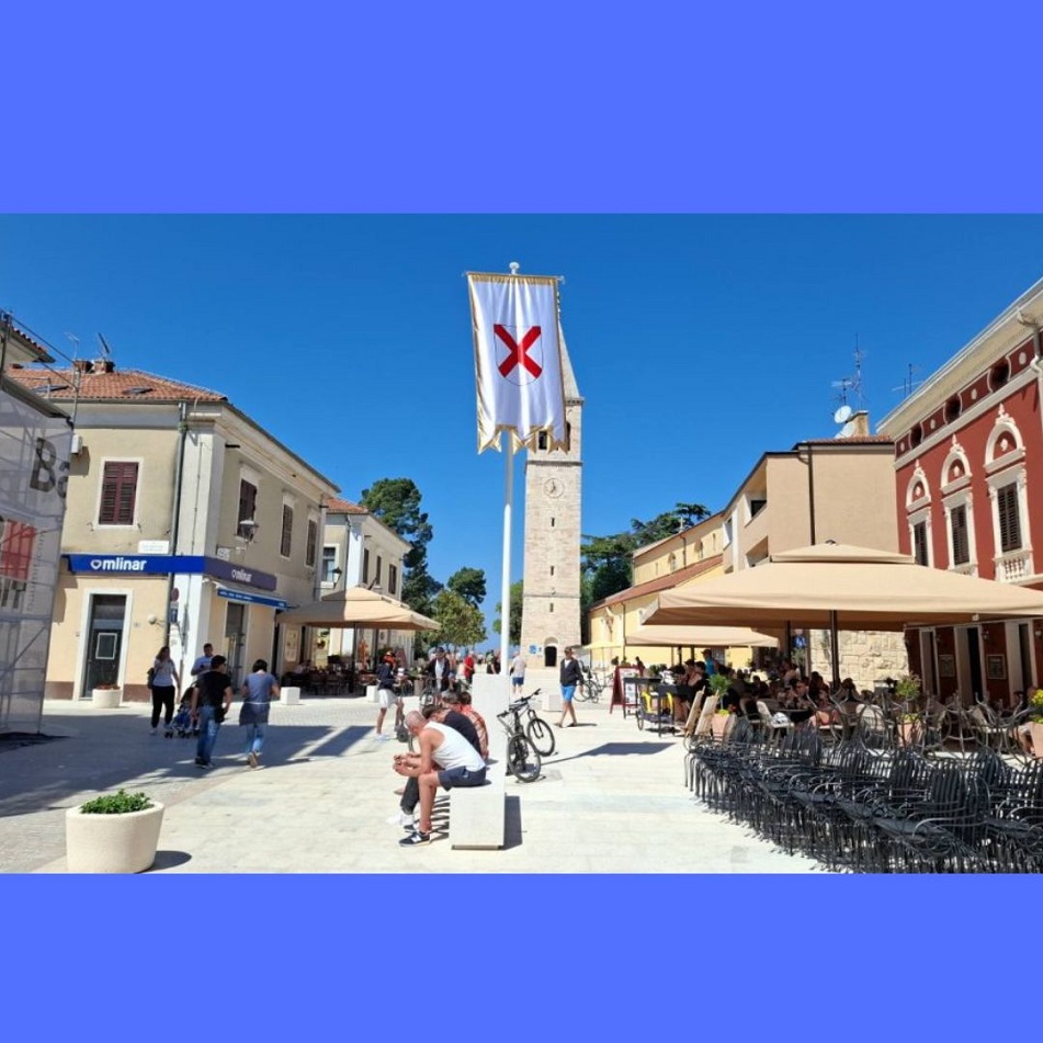 Na Velikom trgu u Novigradu postavljen jarbol sa zastavom i klupe od ...