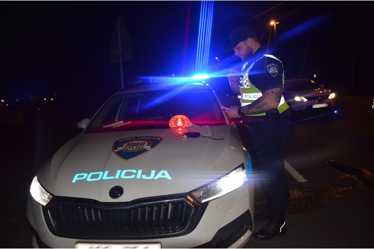 ISTRA: Bez vozačke ukradenim autom sletio s ceste, pa udario u zid i ...