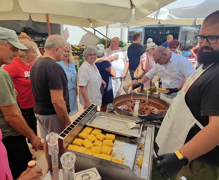 Okusi mora privukli brojne posjetitelje na porečku tržnicu: Još jedno ...