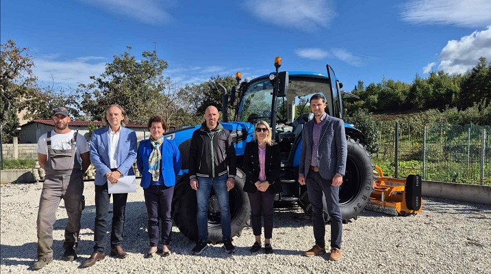 Općina Vižinada kupila novi traktor za održavanje zelenih površina ...